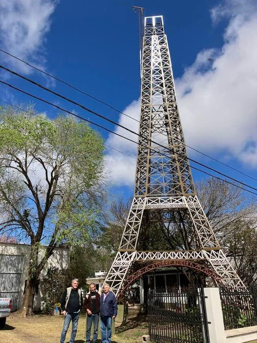 Alicia. Claudio Marchetti construye una réplica de la Torre Eiffel de ...